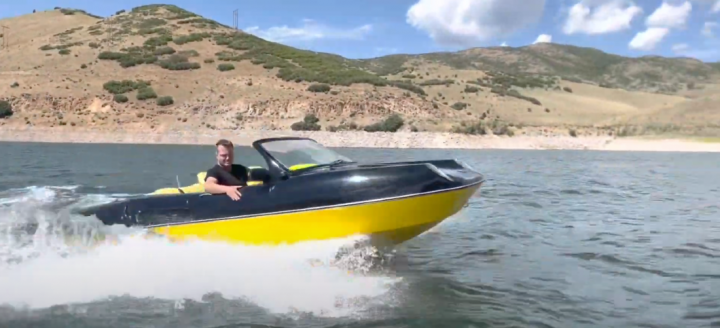 Mannen bouwen zelf een Porsche-speedboot en scheuren over het water