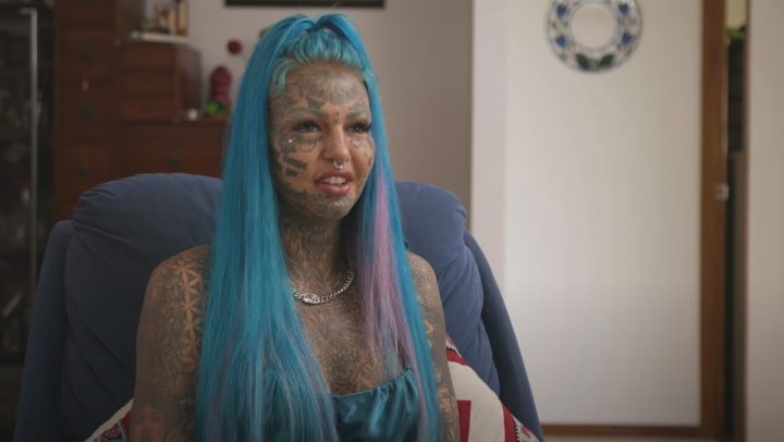 Bizarre transformatie: dame laat tattoeages tijdelijk verdwijnen | MAN MAN