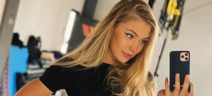 Jutta Leerdam showt superfit lichaam in strakke, zwarte broek