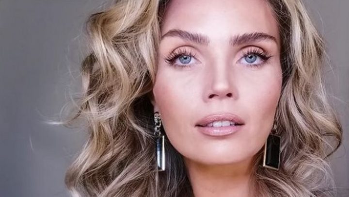 Kim Feenstra doet het weer: deelt foto's in uitdagende lingerie