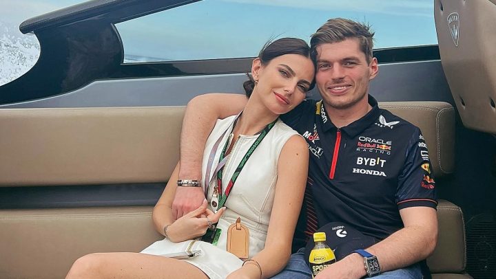 Kelly Piquet (vriendin Max Verstappen) in fotoshoot van bikinimerk