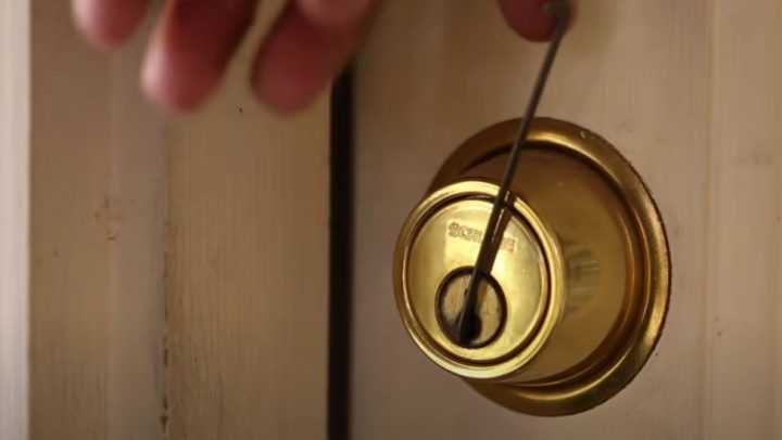 Trucje: zo kan je een slot openbreken, net als in de film | MAN MAN