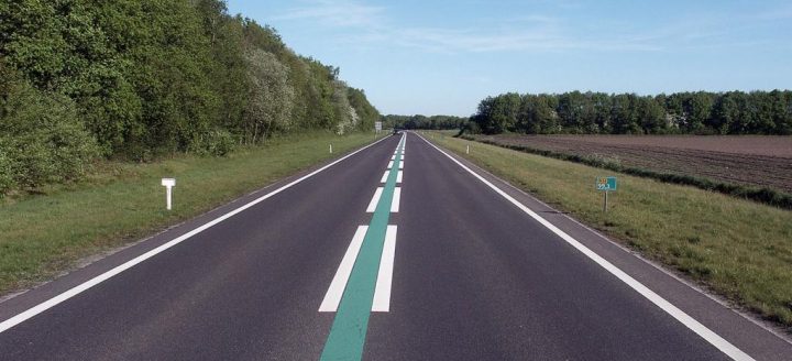 Wat betekent die groene streep op het wegdek eigenlijk?