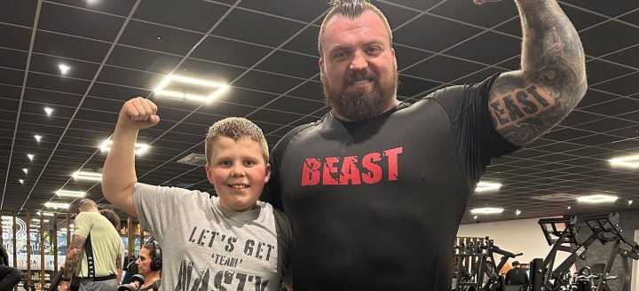 10-jarig zoontje van Eddie Hall bankdrukt veel kilo's voor zijn leeftijd