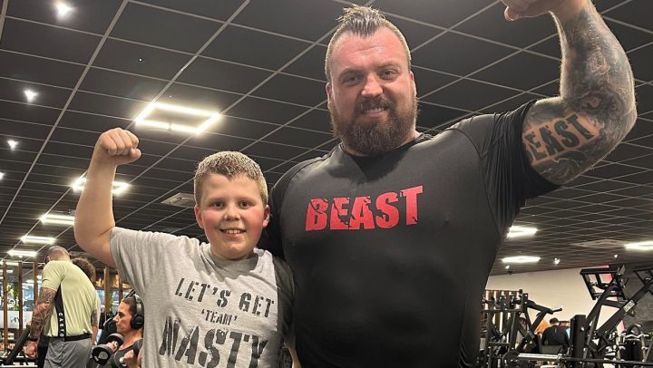 10-jarig zoontje van Eddie Hall bankdrukt veel kilo's voor zijn leeftijd