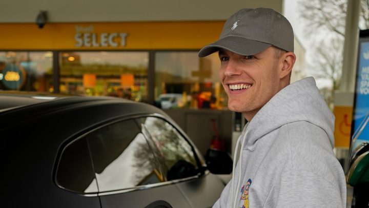 Enzo Knol heeft zijn Lamborghini ingepakt met talloze kerstlichtjes