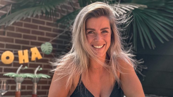 Maaike draagt op vakantie foute outfits en filmt reactie van vriendin