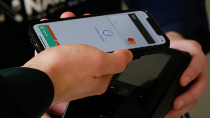 Betalen met pinpas verdwijnt: mensen gebruiken vaker de telefoon