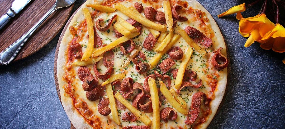 Lidl verkoopt nu een friet-pizza en een frikandel speciaal-pizza