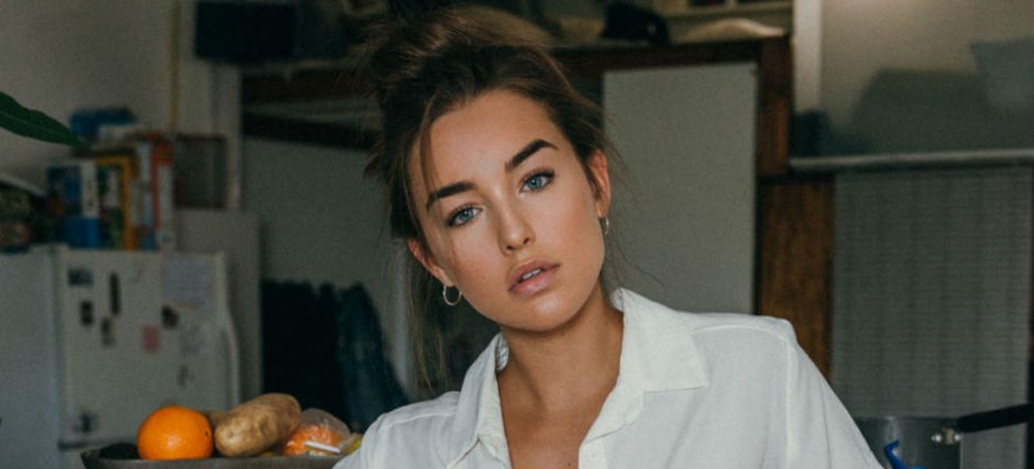 Taylor Bryant betovert jou met haar azuurblauwe ogen | MAN MAN