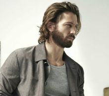 Dit zijn de beste kapsels voor mannen met inhammen